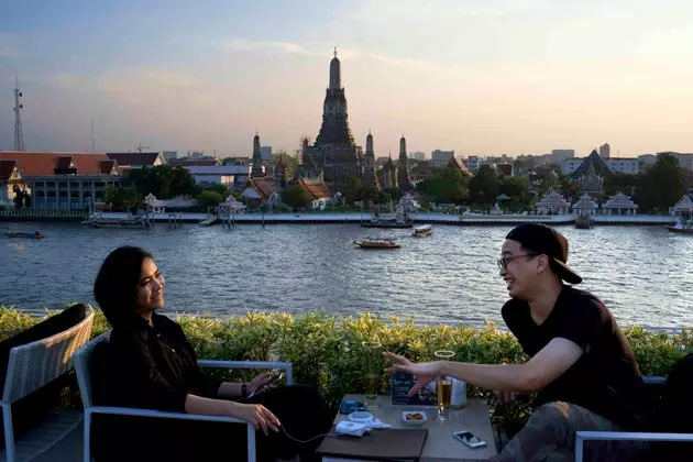 تناول العشاء مع Chao Phraya في الخلفية ... أو في