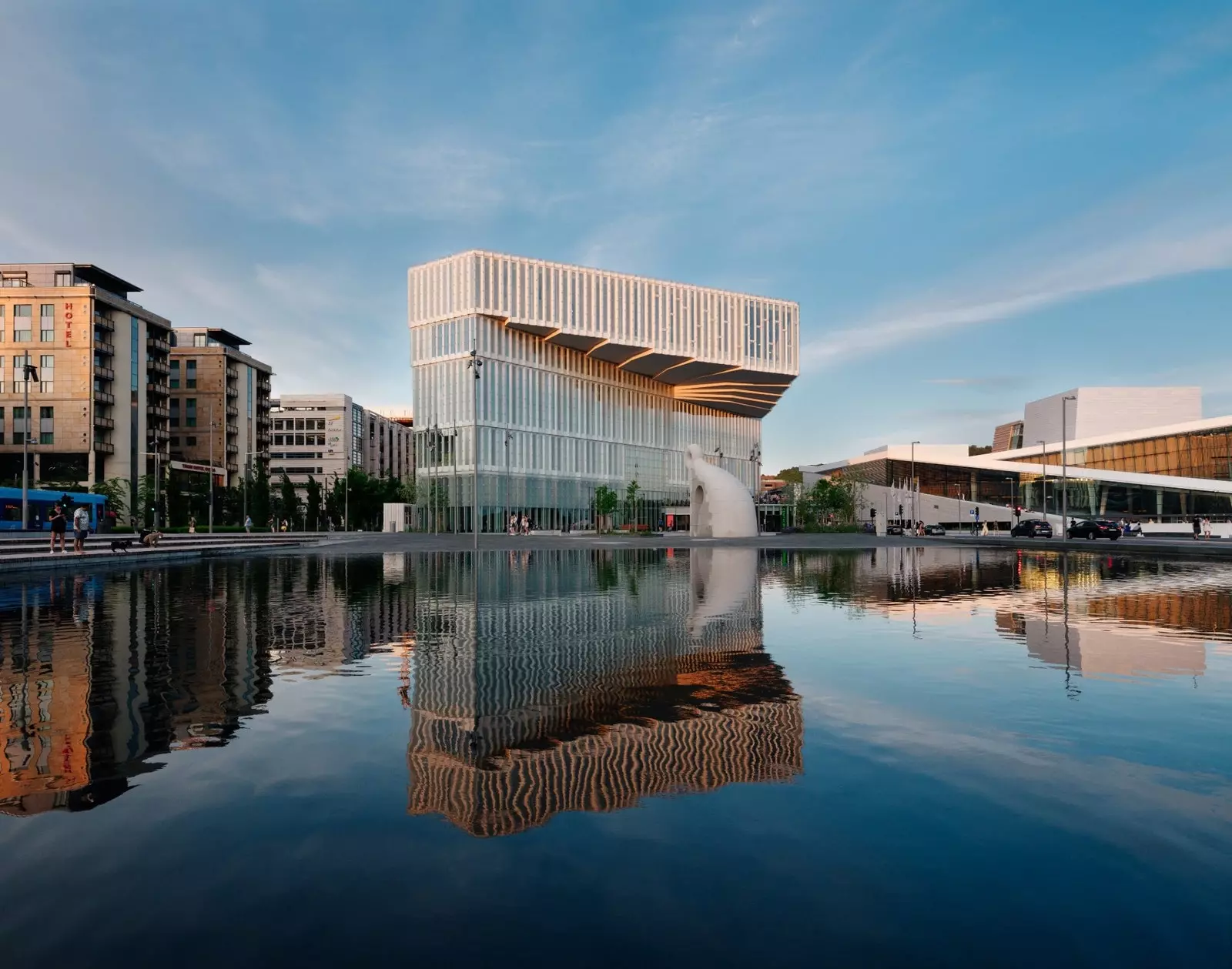 Deichman Bjørvika yangi buyuk Oslo jamoat kutubxonasi.