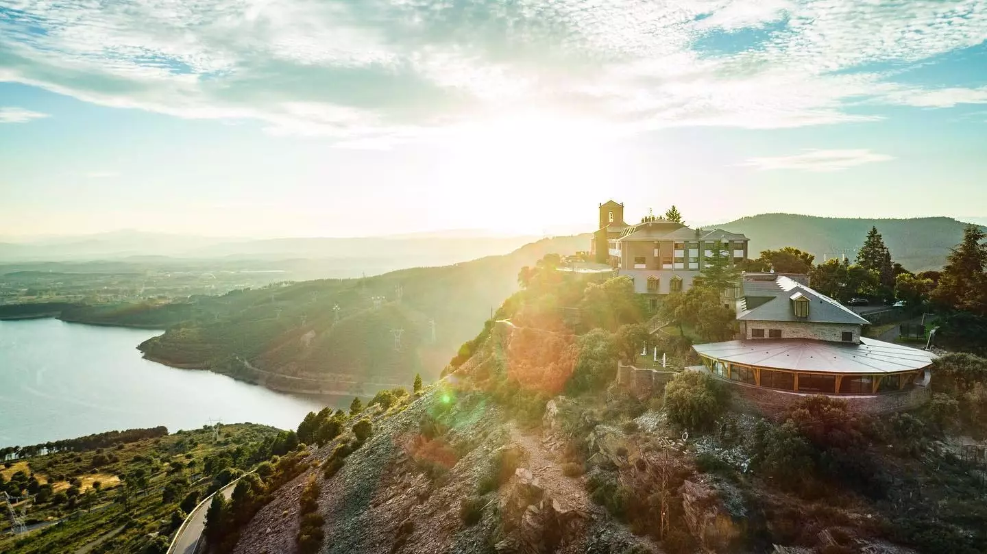 The Rock Suites Spa-nın panoramik görünüşü