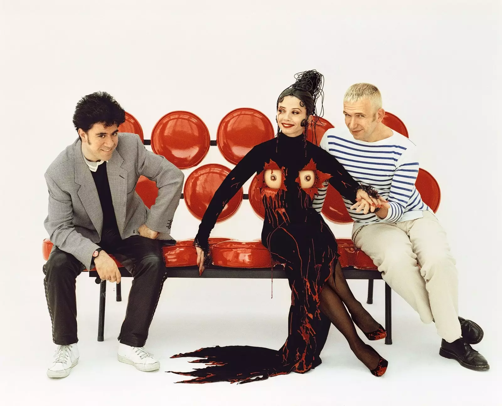 Pedro Almodovar Victoria Abril və Jean Paul Gaultier Kika filminin çəkilişlərində.