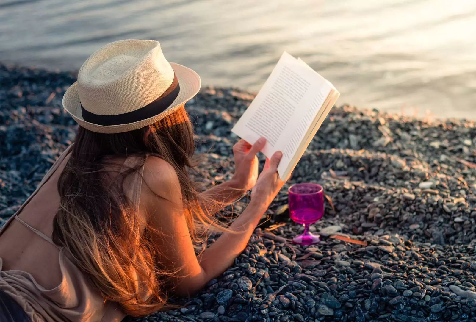 meisje leest op het strand