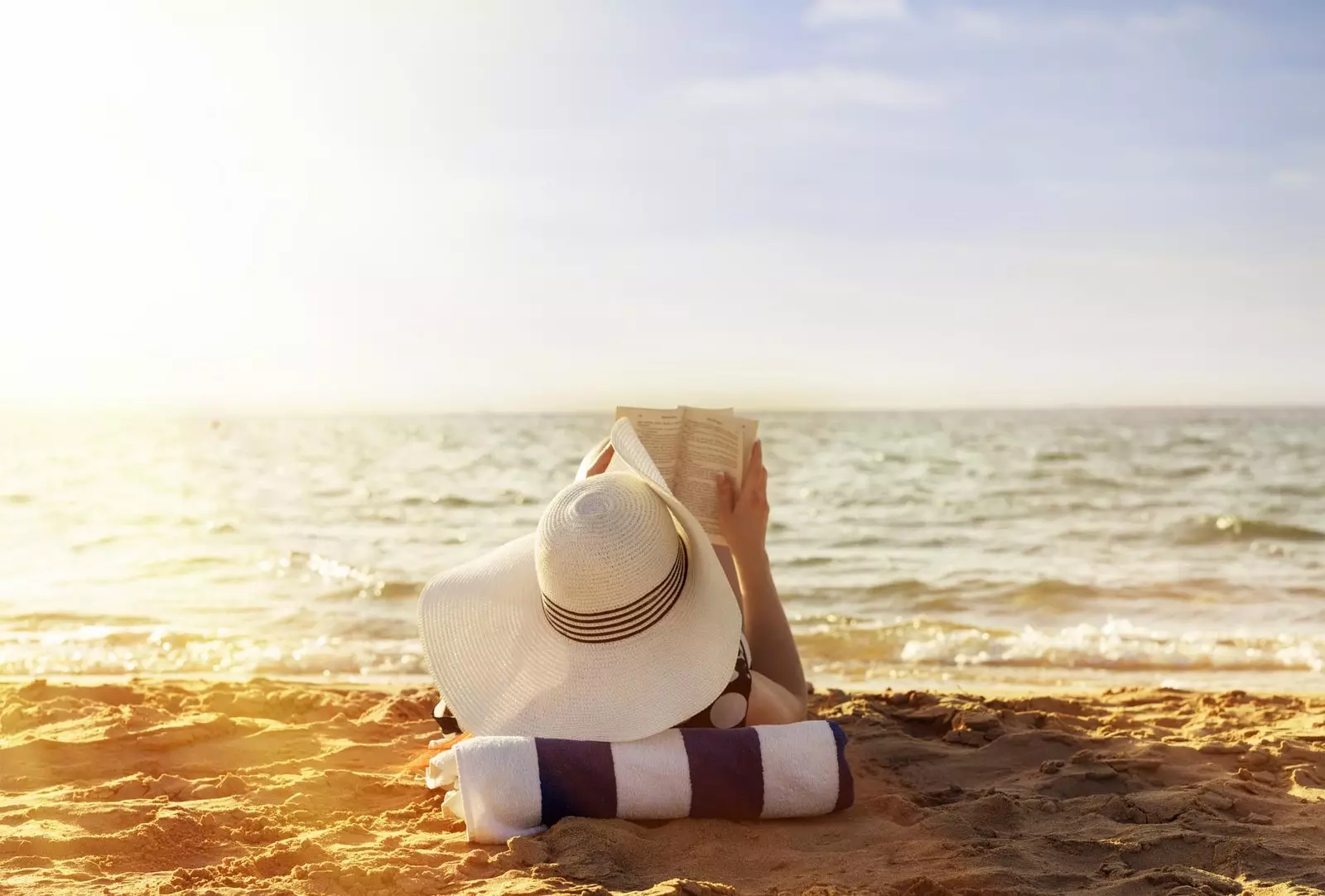 vrouw leest op het strand