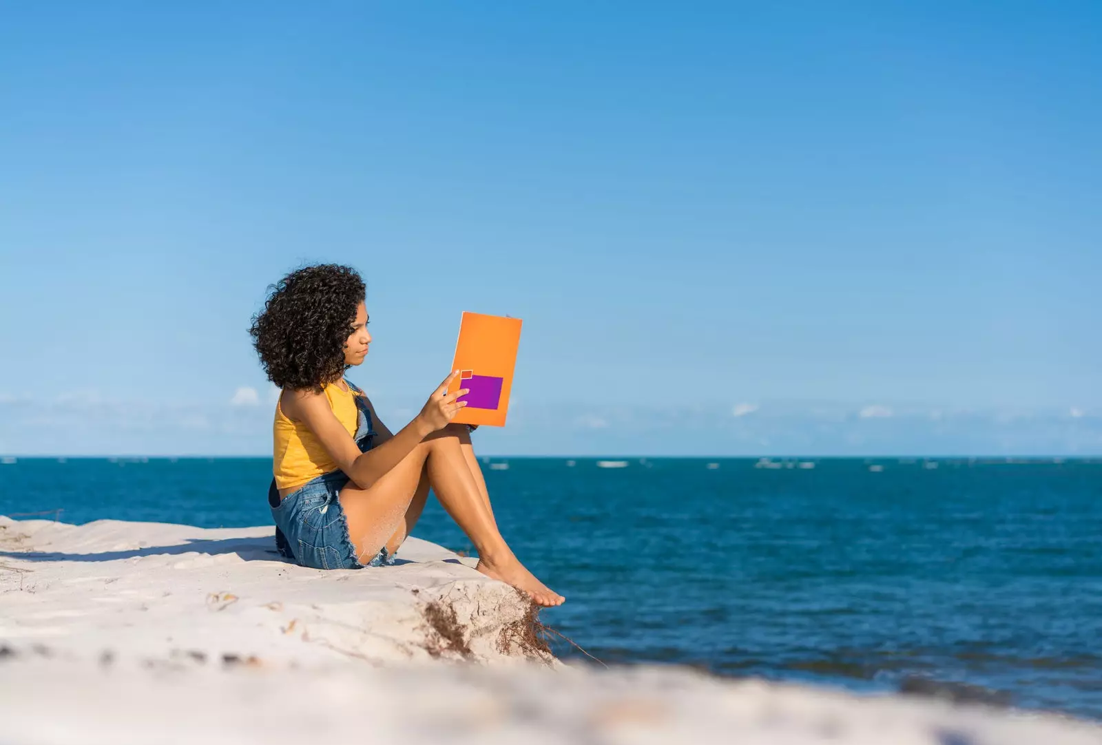 meisje leest op het strand