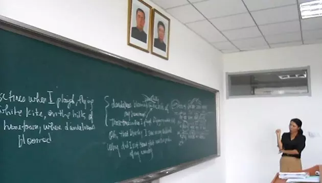 Suki Kim duke përkthyer tekstin e një kënge për studentët e saj në PUST