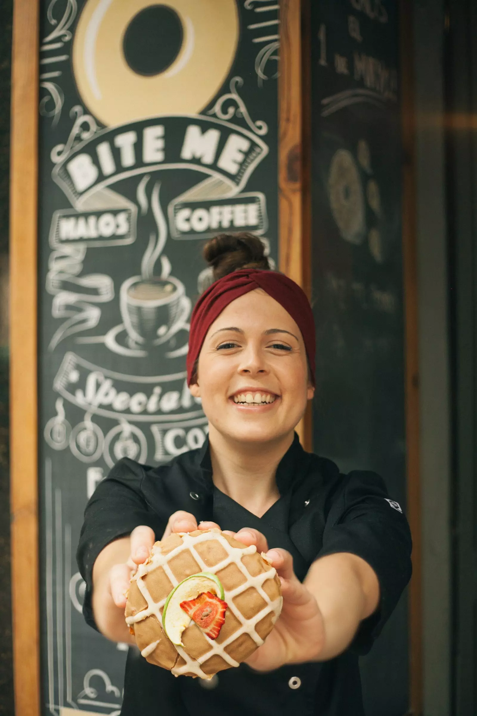 Sandra, pemilik Bite Me Café, bergambar dengan salah satu ciptaannya