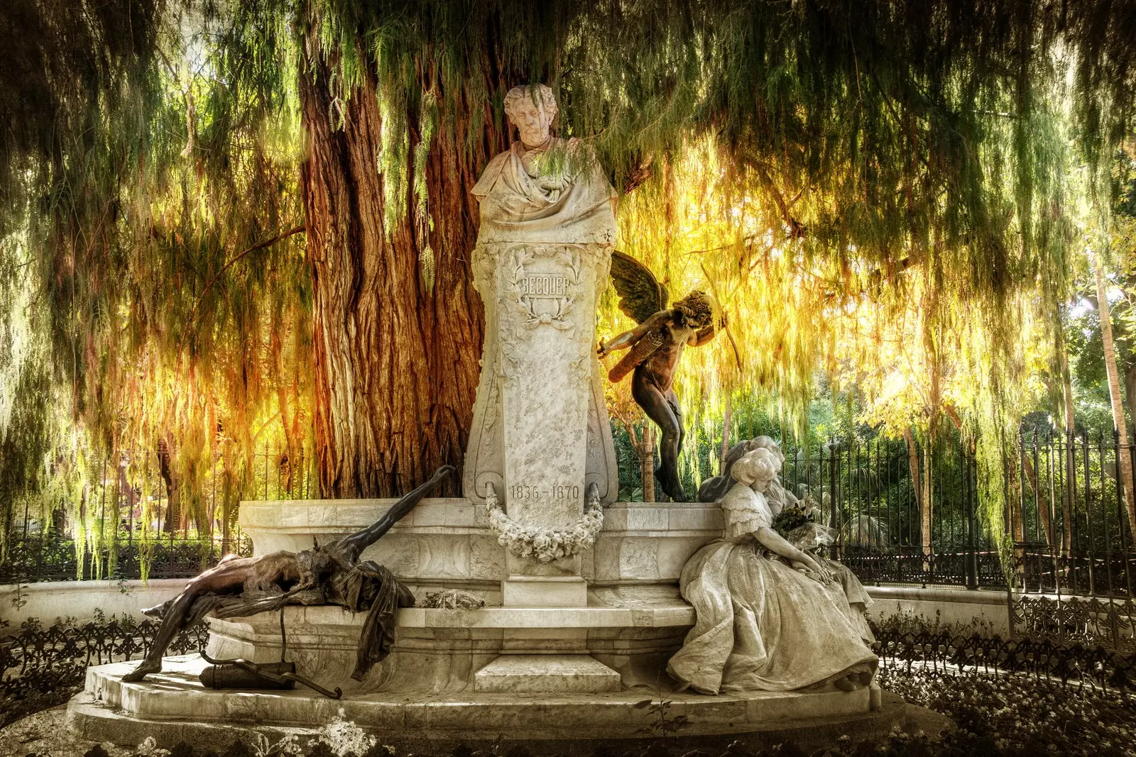 Skulptur Amor que pasa zu Ehren von Bcquer María Luisa Park Sevilla