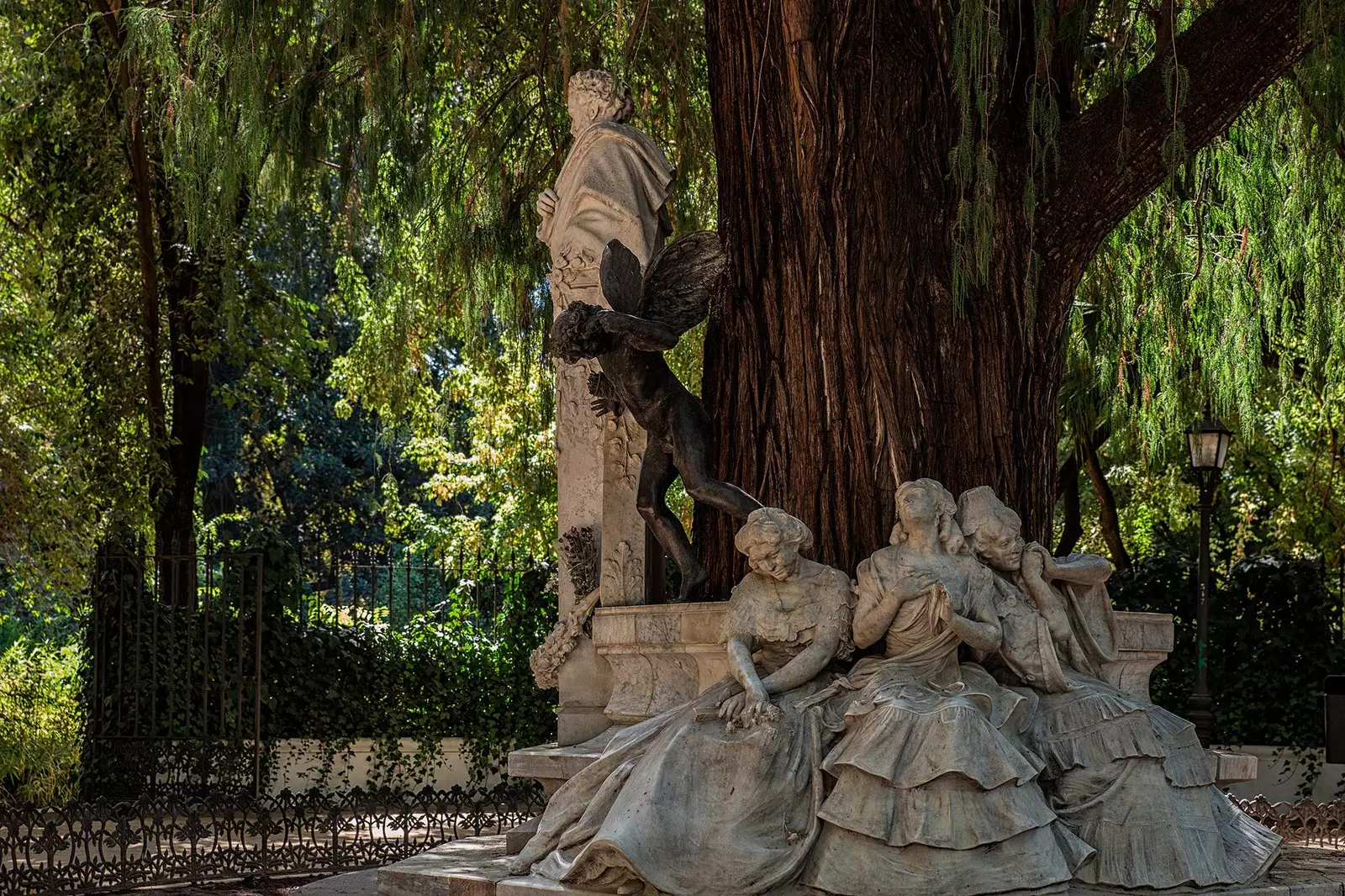 Sculptuur Liefde die voorbijgaat ter ere van Bcquer María Luisa Park Sevilla