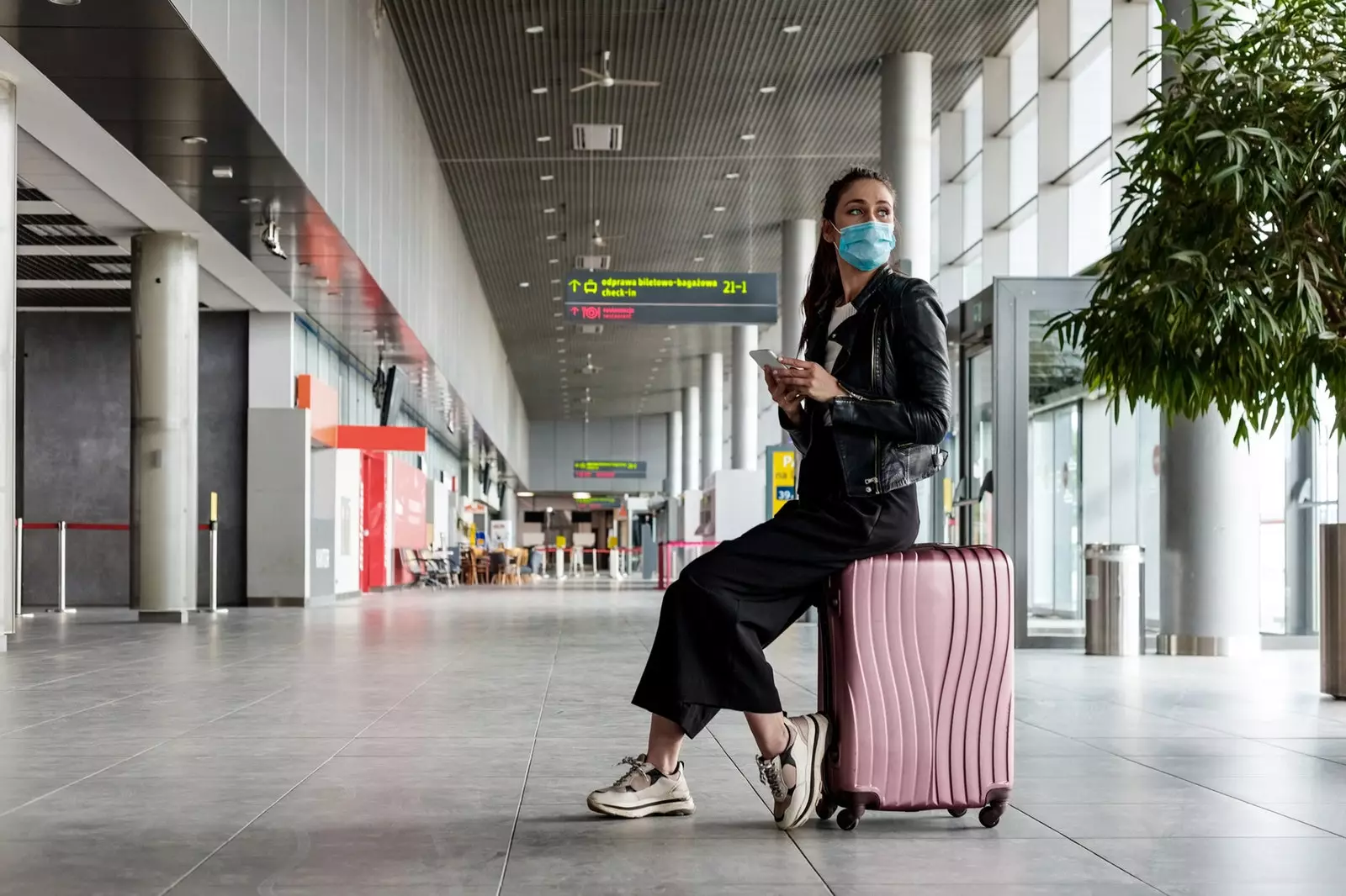 空港を待つ女性