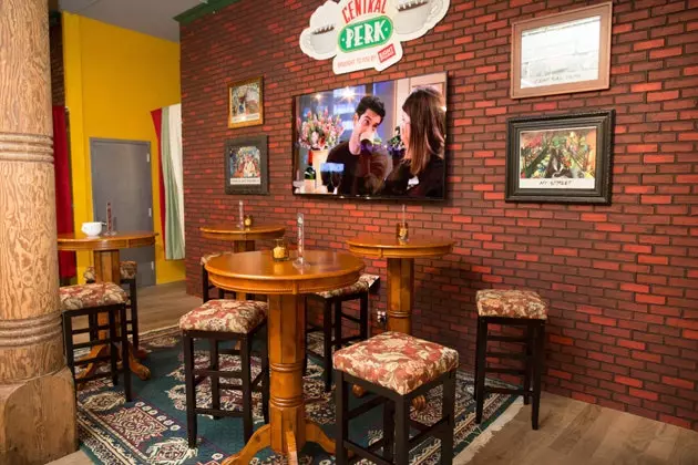 Можете също да закусите на високите маси на Central Perk