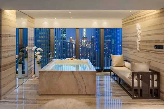 Een badkamer bij Mandarin Oriental Pudong