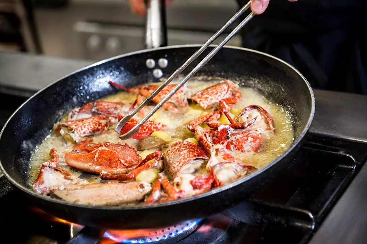 In Armagnac geroosterde en geflambeerde kreeft met gekonfijte knoflook en gedraaide aardappelen van Zaldiarn