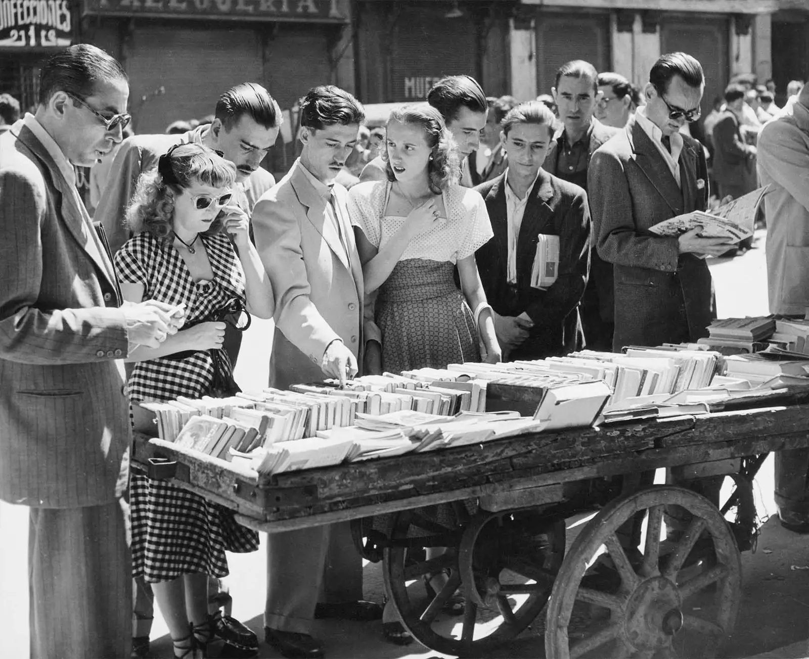 Acheteurs au Rastro de Madrid en 1950