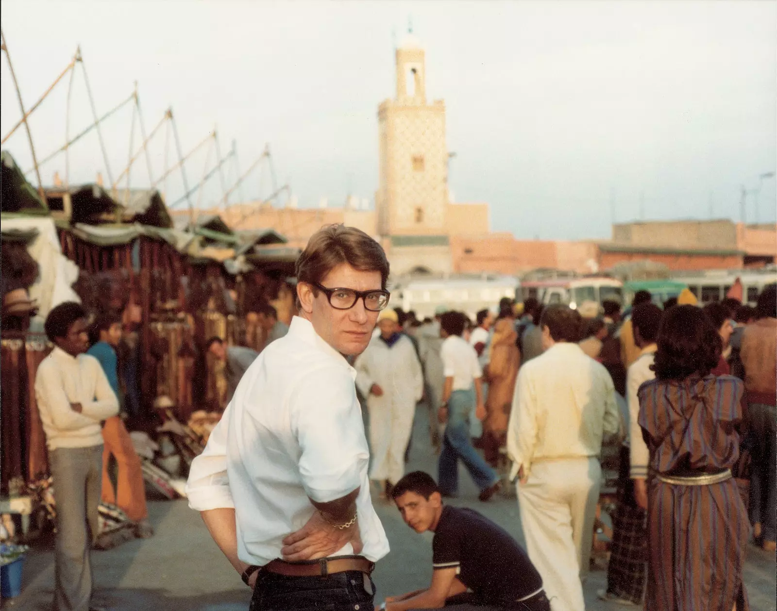 Yves Saint Laurent în Piața Jemaa el Fna din Marrakech.