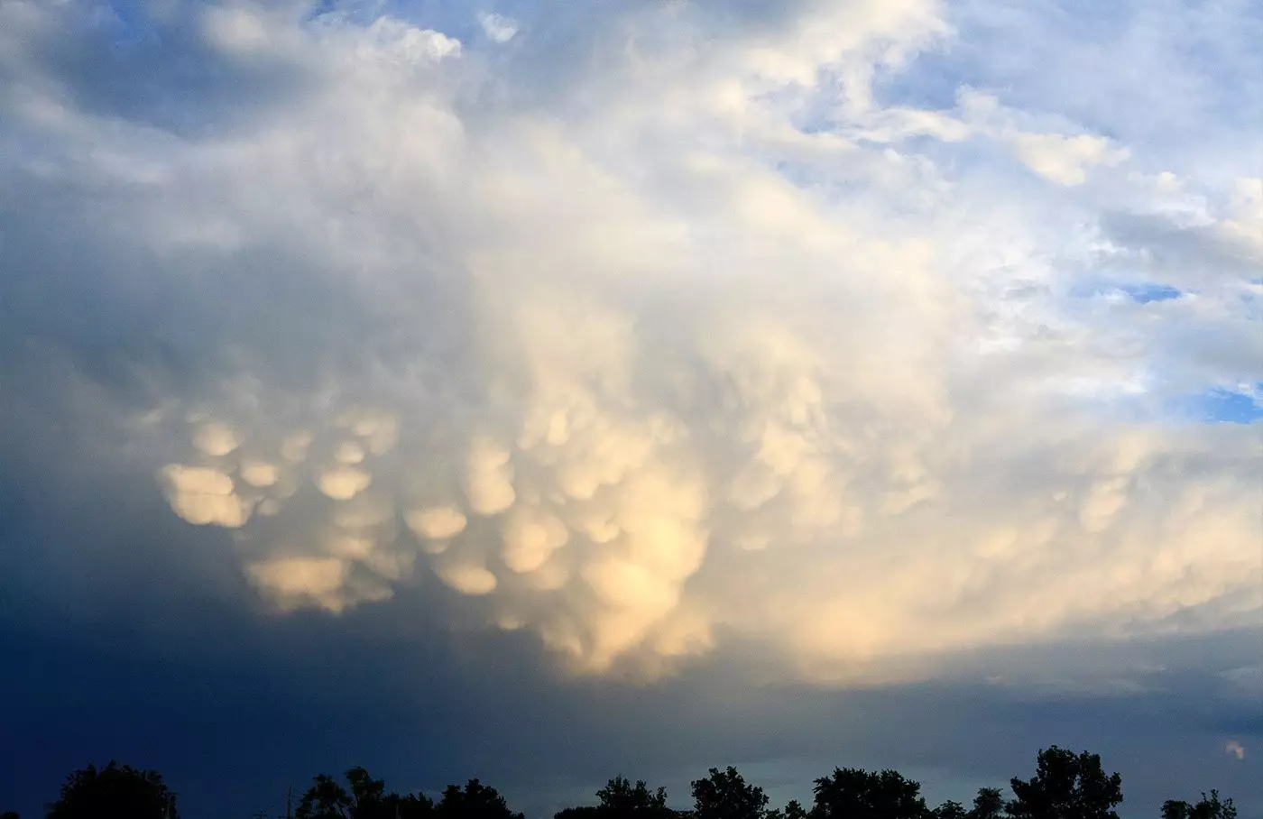 Awan mammatus terbentuk apabila draf ke bawah meremukkan awan terhadap draf naiknya