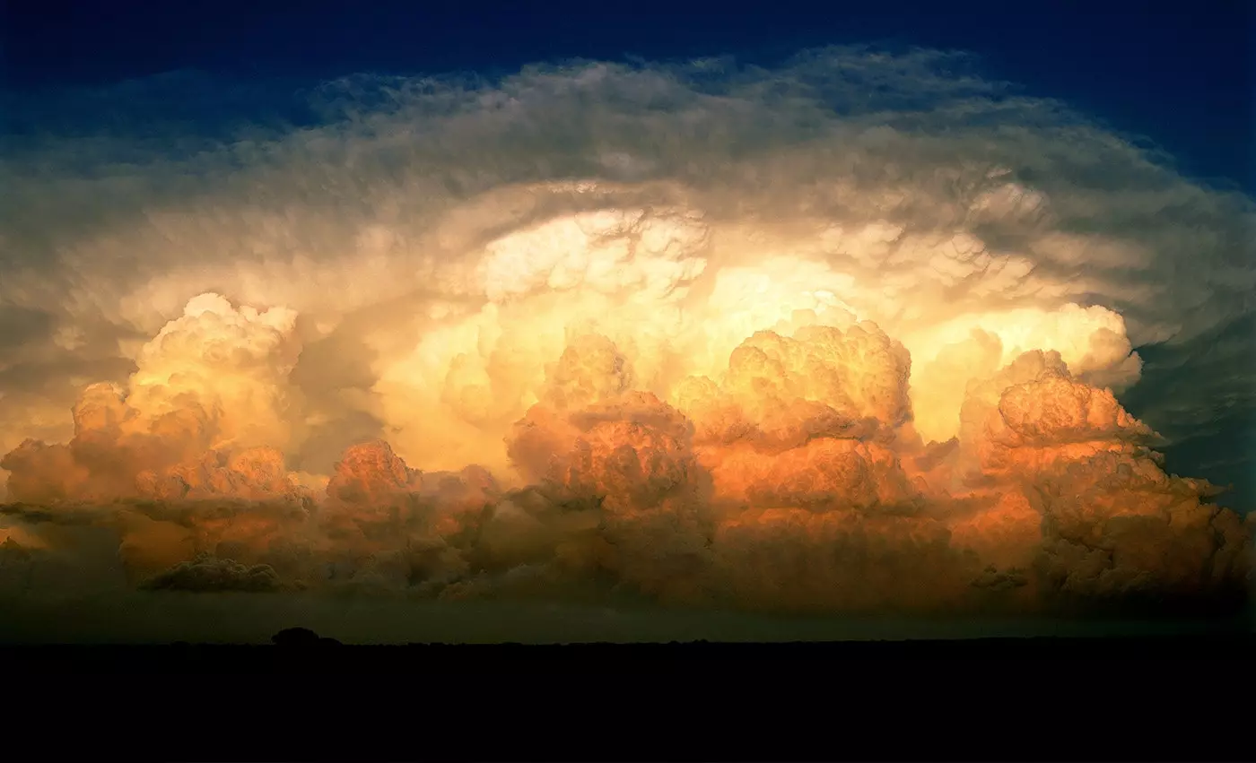 An supercell stoirm iontach a tharlaíonn nuair a bhíonn sé ina hóstach ar mesocioclón taobh istigh