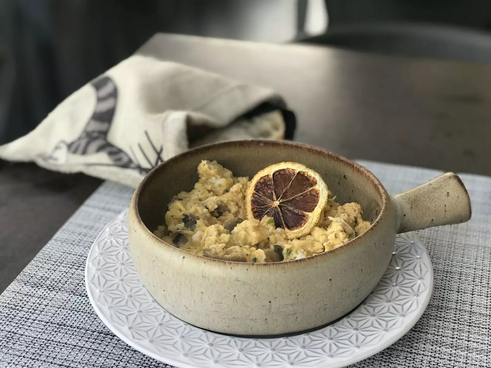 „Ovos mexidos com alheira e cogumelos” la restaurantul Abrigo do Adro Viseu.