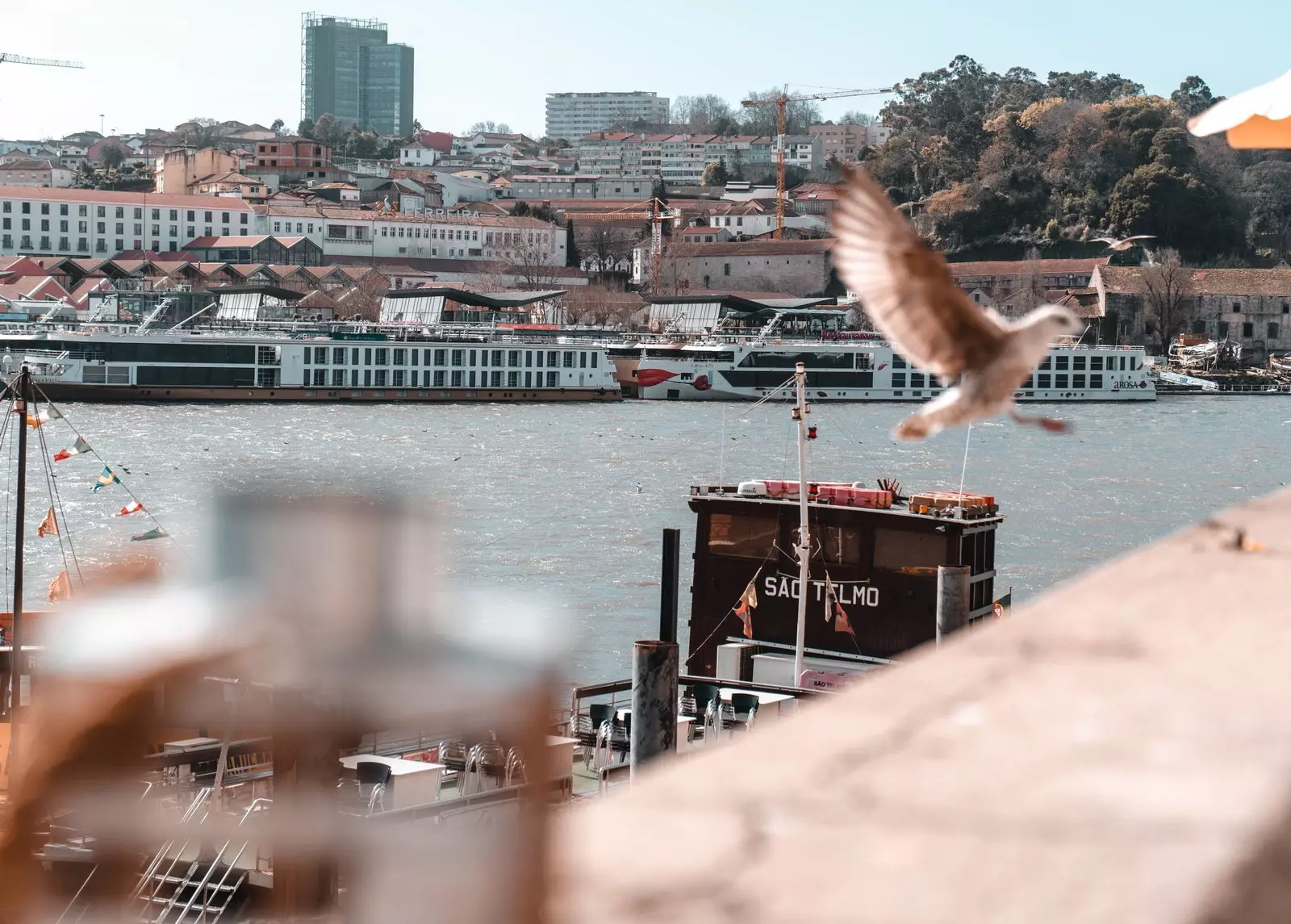 La 'ribeira' de Porto en direction de Vila Nova de Gaia