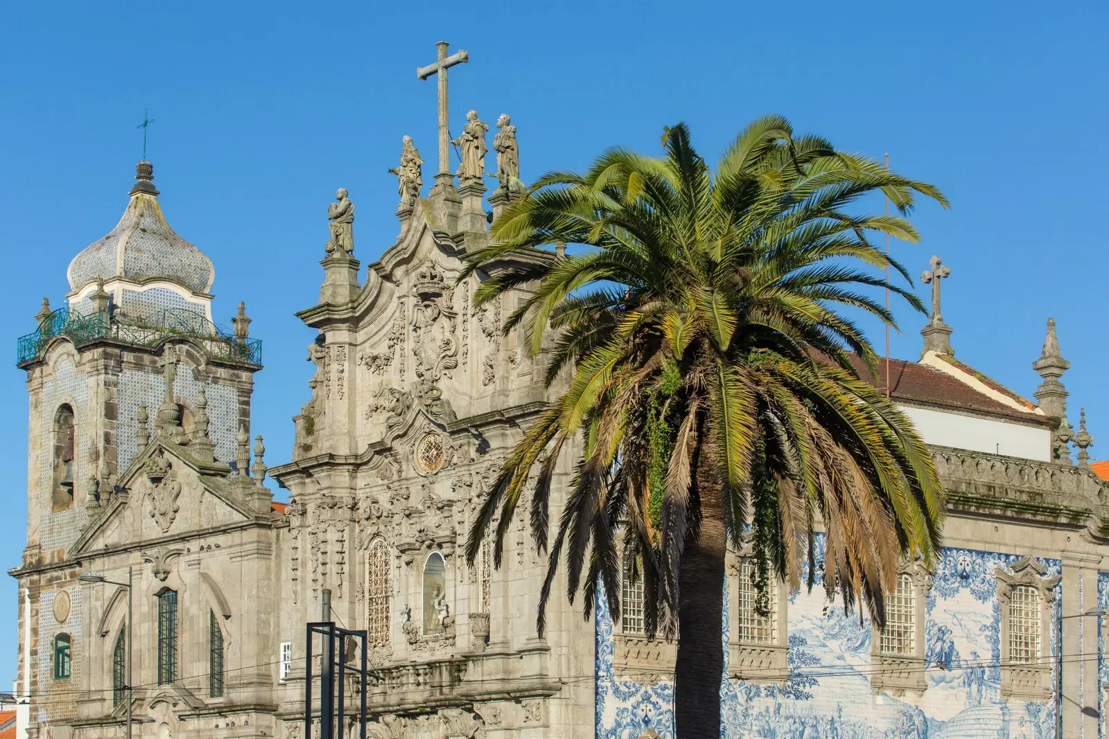 La Chiesa Carmelitana e la Chiesa del Carmo sono attaccate da parete a parete e sembrano essere una cosa sola.