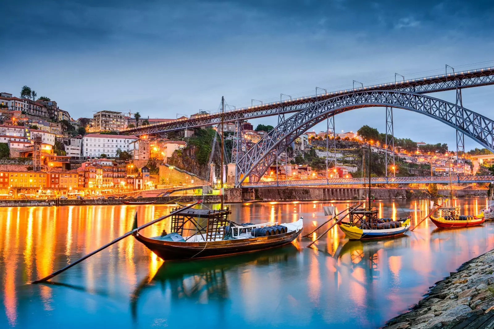 Vila Nova de Gaia kann über die Brücke Don Luis I oder an Bord eines Rabelos erreicht werden, dem Boot, in dem die...