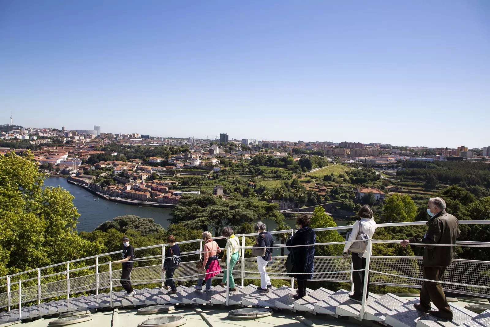 Le belvédère de Porto accueille les voyageurs avec une vue panoramique à 360º