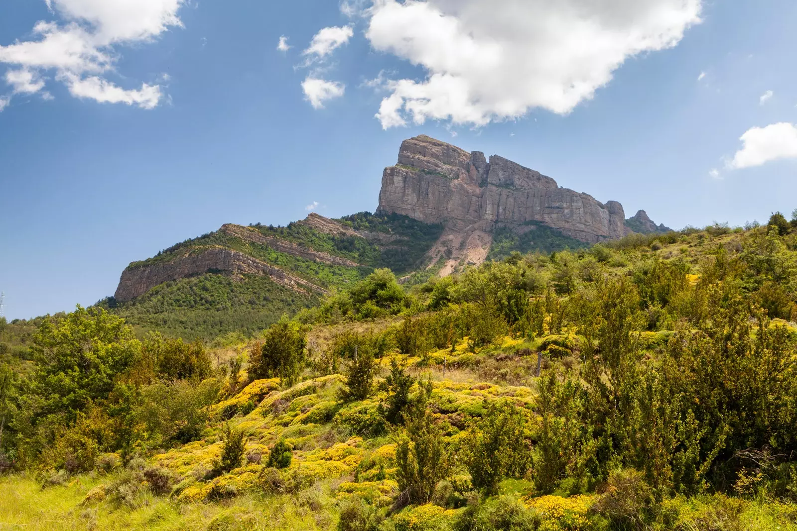 Peña de Oroel va uning xochi deyarli bulutlarga tegadi.