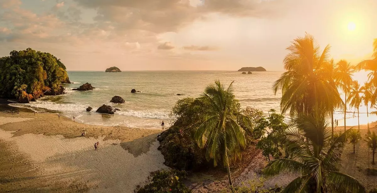 Naplemente Costa Rica tengerpartján.