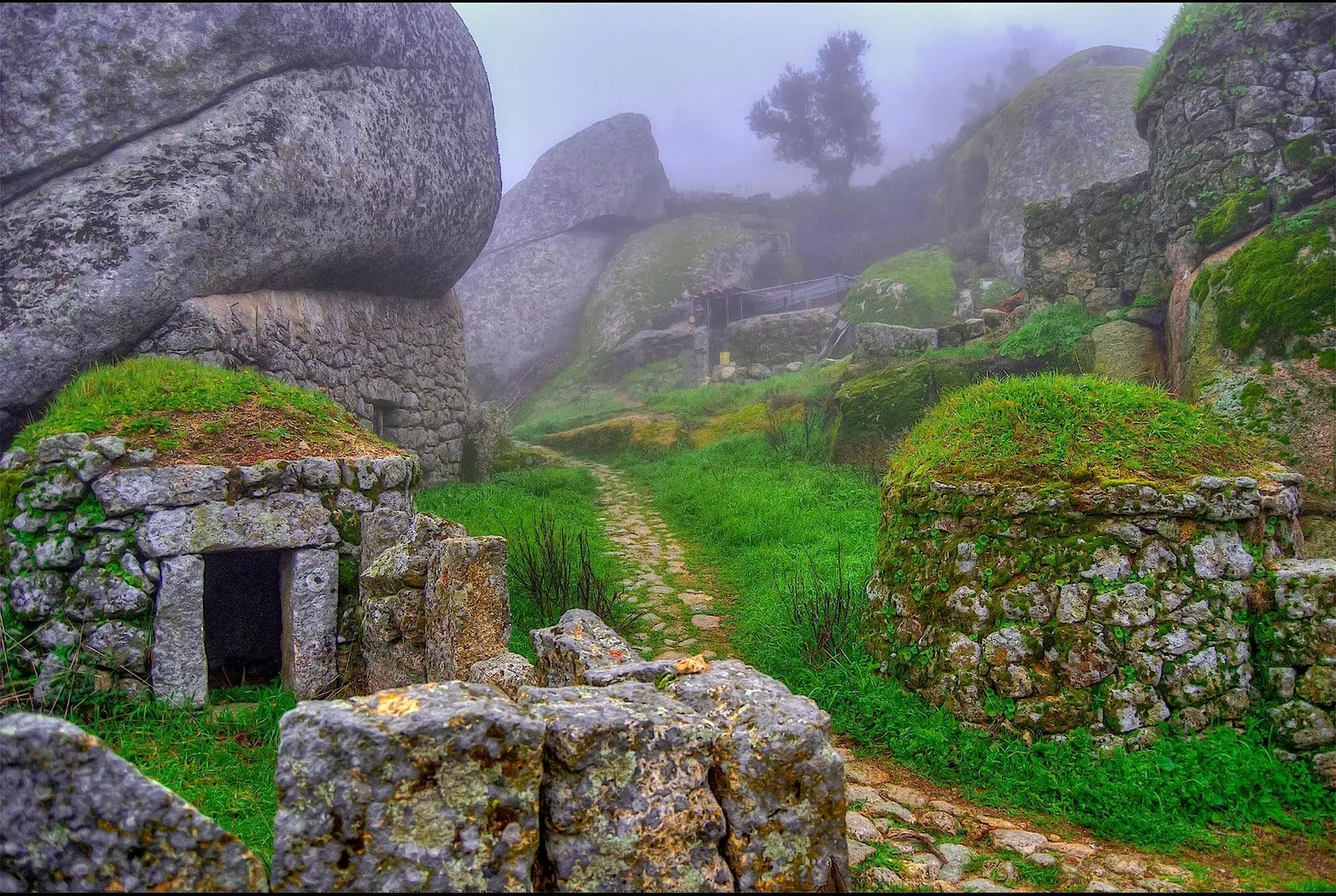 Kota Monsanto di Portugal