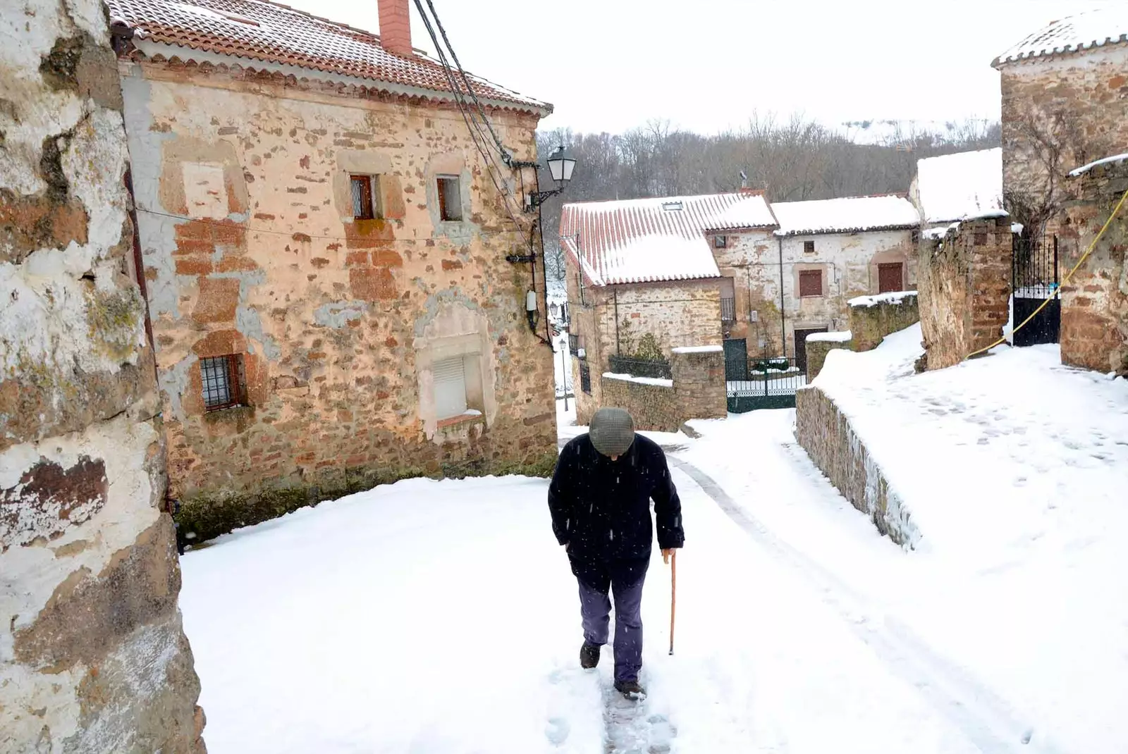 homme marchant sous la neige oncala