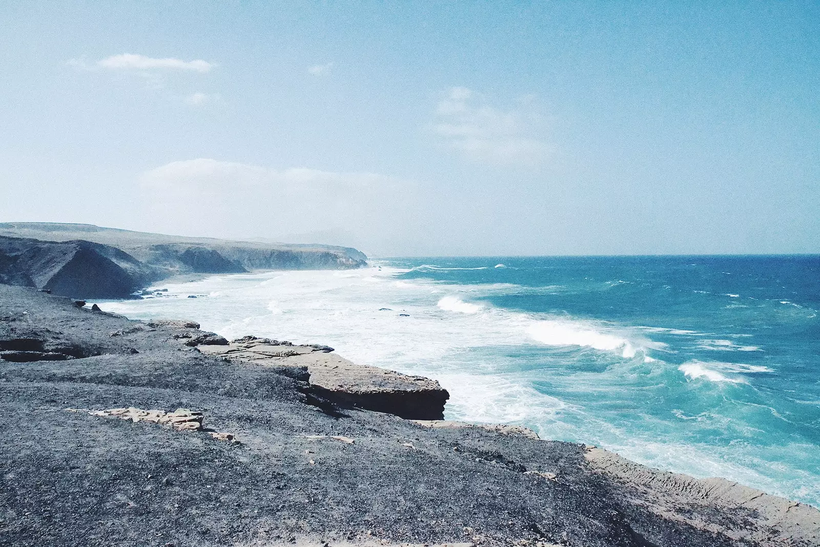 Pemandangan pantai La Pared pada hari ombak