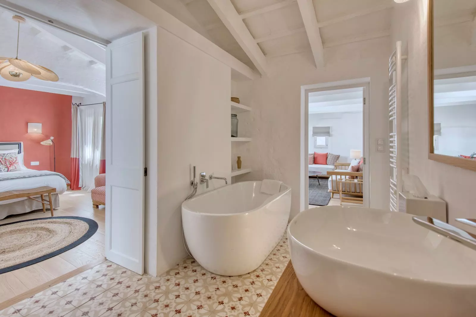 Badewanne an engem Buedzëmmer vun enger Suite op Can Albertí Menorca.