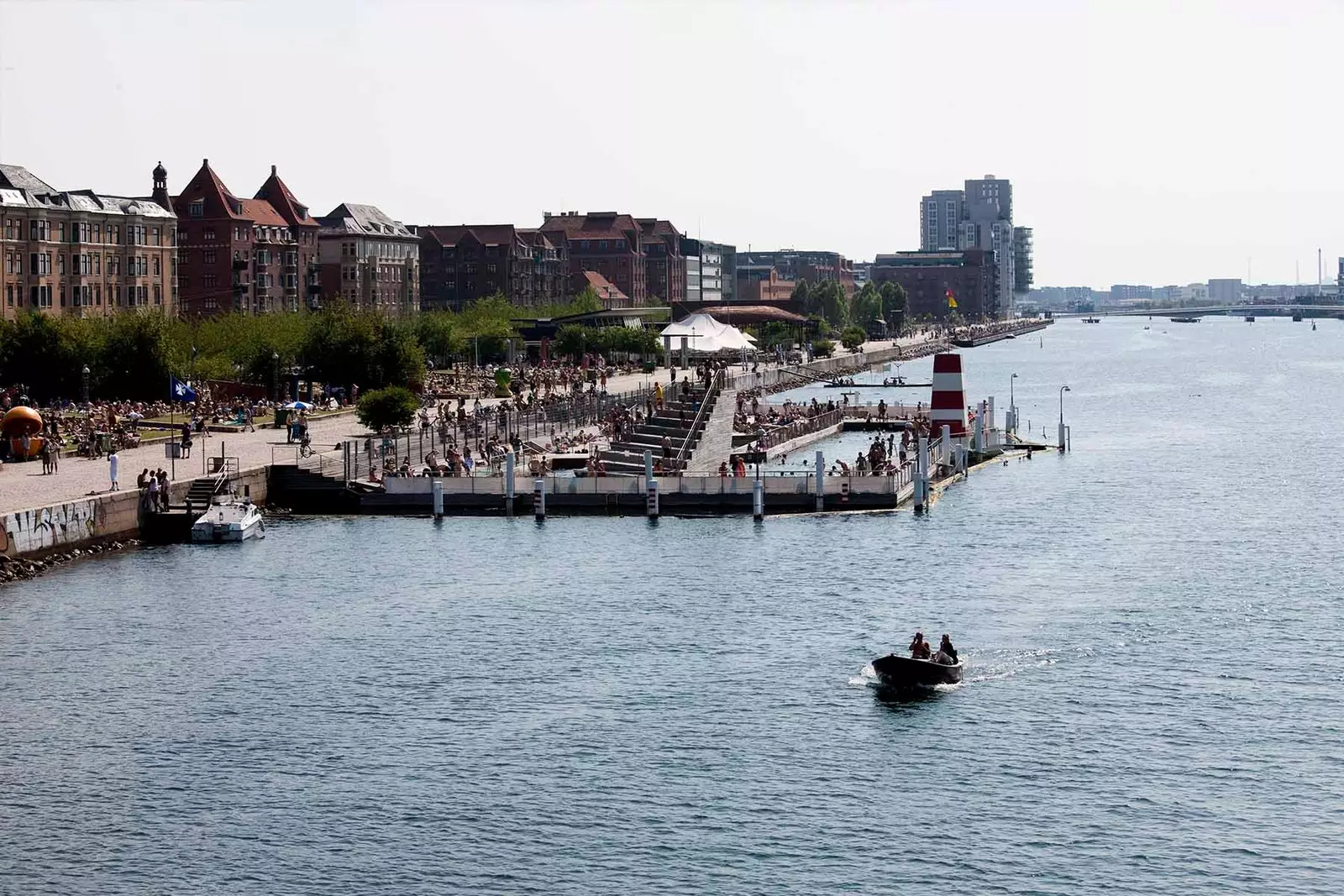 Kanaldaki yüzme havuzları çok Danimarkalı bir eğlence