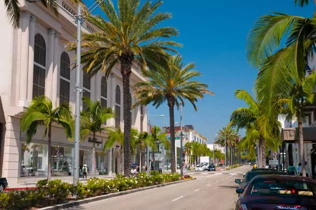 Em Rodeo Drive você provavelmente não comprará nada, mas viverá uma experiência hollywoodiana