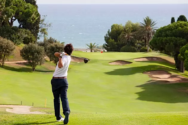 Øv din yndlingssport med udsigt over Middelhavet på Llavaneres Golf Club